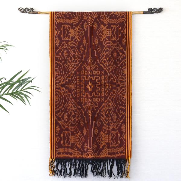 ■商品説明イカットはバリ島周辺の島々で織られてるインドネシアの伝統的な織物。括って(くくって)染めるという工程を何度も繰り返すため、一枚を仕上げるために大変な日数がかかります。バリ島のホテルやレストランでイカットを見かけると「あぁ、バリに来...