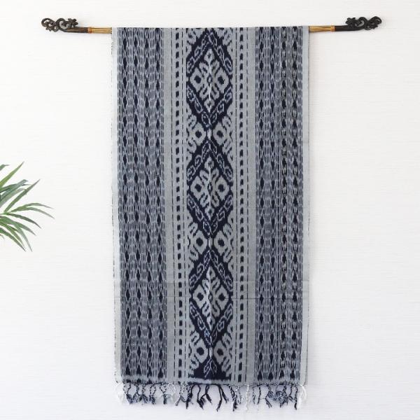 ■商品説明イカットはバリ島周辺の島々で織られてるインドネシアの伝統的な織物。括って(くくって)染めるという工程を何度も繰り返すため、一枚を仕上げるために大変な日数がかかります。バリ島のホテルやレストランでイカットを見かけると「あぁ、バリに来...
