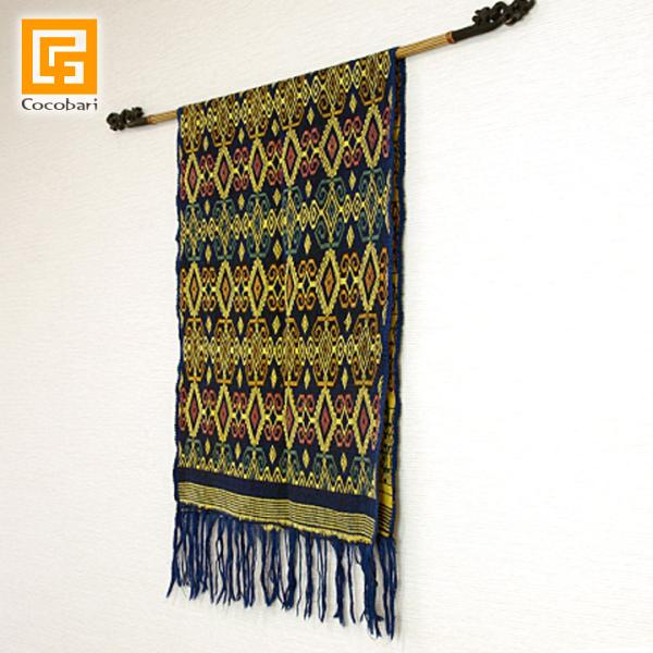 ■商品説明【スンバ島のイカットの特徴】スンバ島のイカットは「織物の宝庫」インドネシアの中でも品質・芸術性ともに高く、国内外に多くの愛好家がおります。幾何学模様や生き物をモチーフとしたユニークなデザインなど多種多様な文様があり、それらを織り込...