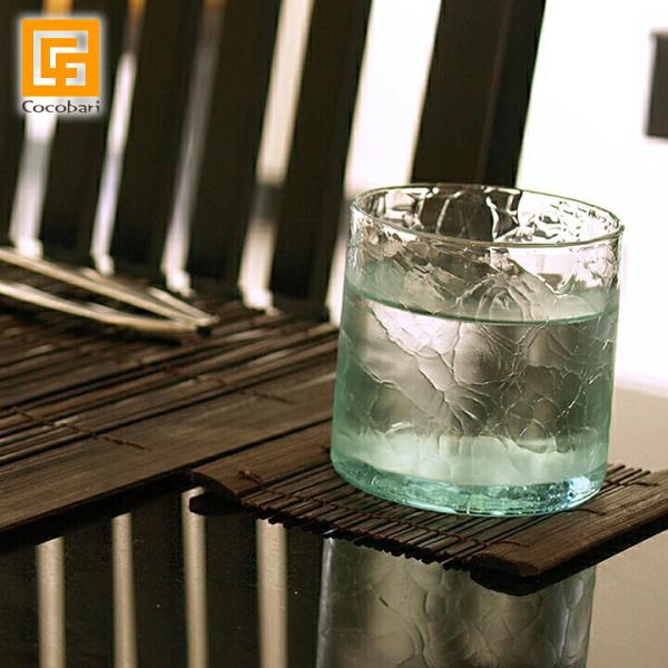 ■商品説明椰子（ヤシ）とバンブー（竹）でできた、涼しげなコースターです。椰子の葉の芯を糸で編み連ねたもので、すだれのようなデザインです。両端はバンブー素材です。ナチュラルな感じが料理を引き立て、美味しさ、見た目がますますアップ！！ティータイ...