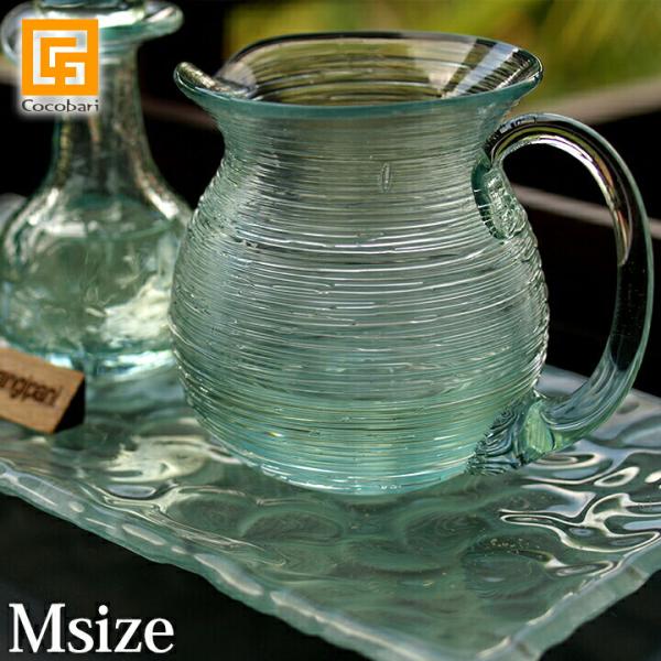 ■商品説明バリのガラスで作ったピッチャーです。バリのスパやサロンでは、オイルの取り分け用やヘッドマッサージの時に使用されています。ひとつ、ひとつ、昔ながらの手作りで製作しているので、ガラス製品なのに温かみがあって、ぽってりとしたシルエットが...