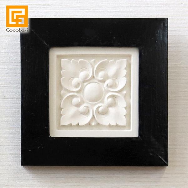 ■商品説明小さめサイズのストーンレリーフが登場です。黒い額に白い石が映える上品なレリーフです。模様もバリらしい模様となっています。見るたびにちょっとリッチな気分にさせてくれるのが、石のレリーフの魅力です。ミニサイズなのでトイレなど小さなお部...