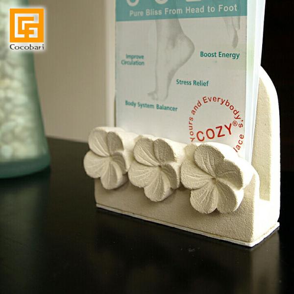 ■商品説明バリ島のパラスという石でできた、フランジパニのカタログスタンドです。フランジパニの花びらをうまく表現しており、とてもカワイイです。カタログ、パンフレット、ショップカードを置いたり、サロンでは施術のメニューを置いたりしてもいいですね...