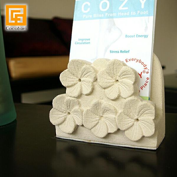 ■商品説明バリ島のパラスという石でできた、フランジパニのカタログスタンドです。フランジパニの花びらをうまく表現しており、とてもカワイイです。カタログ、パンフレット、ショップカードを置いたり、サロンでは施術のメニューを置いたりしてもいいですね...