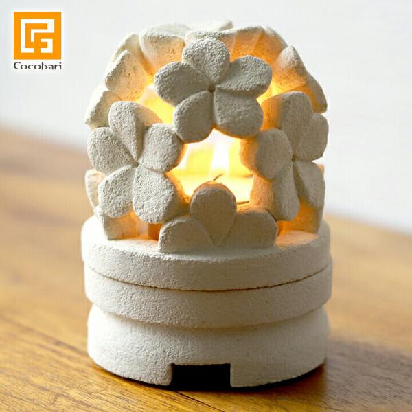 ■商品説明バリ島の高級ホテルなどでよく見かける、石でできたキャンドルホルダーです。白くてナチュラル感のあるパラスストーンにフランジパニ（別名プルメリア）のお花を彫刻した、かわいくて贅沢な一品。バリの高級ホテルでは、夜になると敷地内の道に沿っ...