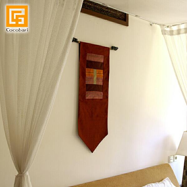 ■商品説明光沢のある生地を使い、両端が三角にカットされたアジアン タペストリーです。テーブルランナーとしてもご使用できます。裏地もあり、とてもしっかりとした作りになってます。どんなお部屋にも合わせやすいベーシックなカラーをセレクトしました☆...