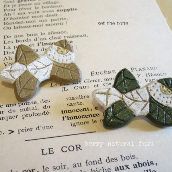 ■ブローチ6個までネコポス便発送可能■■商品詳細■シロツメクサ　ベージュ・グリーン陶土を使って焼き上げたハンドメイドブローチです。ナチュラルなお洋服にぴったり。繊細で愛らしい個性的な作品です。■サイズ■約　4cm×3cm ■素材■陶土　他・...