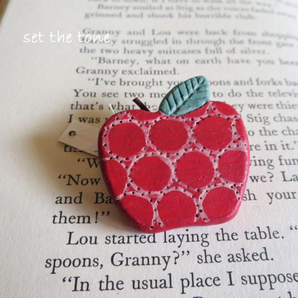 ■ブローチ6個までネコポス便発送可能■・ネコポス便についての注意事項をご確認ください。■商品詳細■陶土を使って焼き上げた丸いりんごのハンドメイドブローチです。ナチュラルなお洋服にぴったり。繊細で愛らしい個性的な作品です。■サイズ■約　4cm...