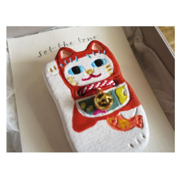 ■ブローチ4個までネコポス便発送可能■・ネコポス便についての注意事項をご確認ください。■商品詳細■鯛を持った招き猫シリーズのストールを巻いた猫です。陶土を使って焼き上げたハンドメイドブローチ。首の鈴がかわいい♪繊細で愛らしい個性的な作品です...