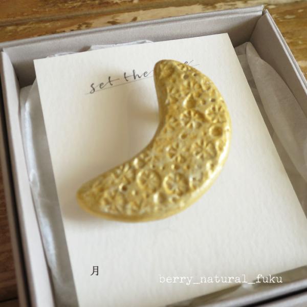 ■ブローチ4個までネコポス便発送可能■・ネコポス便についての注意事項をご確認ください。■商品詳細■ゴールドに光る三日月です。陶土を使って焼き上げたハンドメイドブローチ。繊細で愛らしい個性的な作品です。■サイズ■約　2.8cm×4.5cm■素...