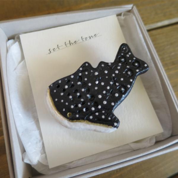 ■ブローチ4個までネコポス便発送可能■・ネコポス便についての注意事項をご確認ください。■商品詳細■陶土を使って焼き上げたジンベイザメのハンドメイドブローチです。繊細で愛らしい個性的な作品です。今にも泳ぎだしそう♪■サイズ■約　5cm×4cm...