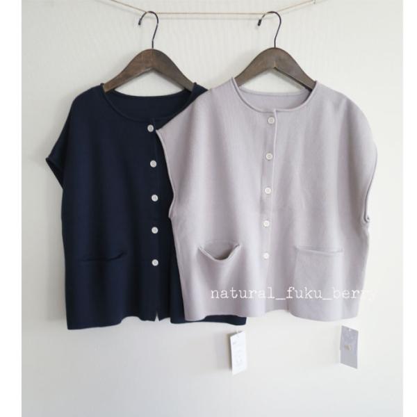 ■商品詳細■  SO  両面ジャガードニット クールネック 前開きベストです。  ハリ感のある両面ジャガード編みを使用した編地にあります。綿混素材により、柔らかさと自然な温かみを兼ね備えています。前開きのデザインは、羽織りや重ね着に便利で、...