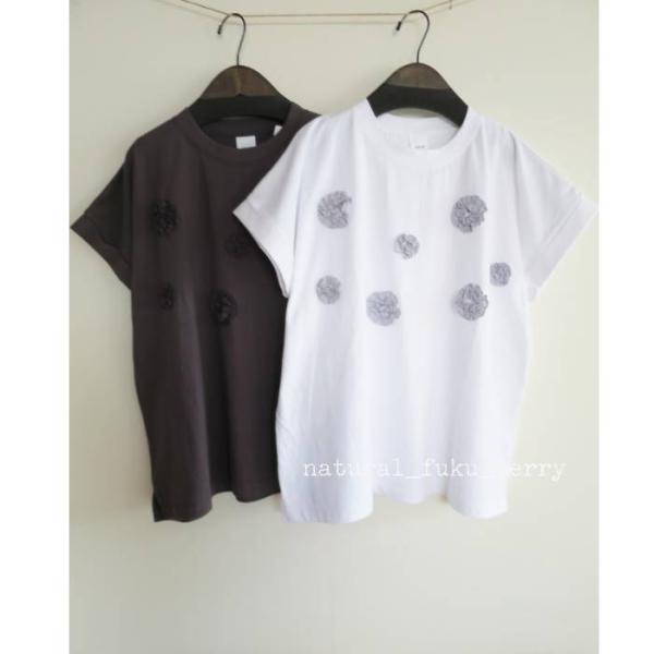 ■商品詳細■  ista-ire　フリルドットワイドTシャツです。  程よく収縮性のる肌触りの良い綿100％素材を使用。ドット調にギャザーを寄せた生地をあしらったデザインがポイント。裾サイドスリット入り。袖口は折り返しの仕様です。  カジュ...