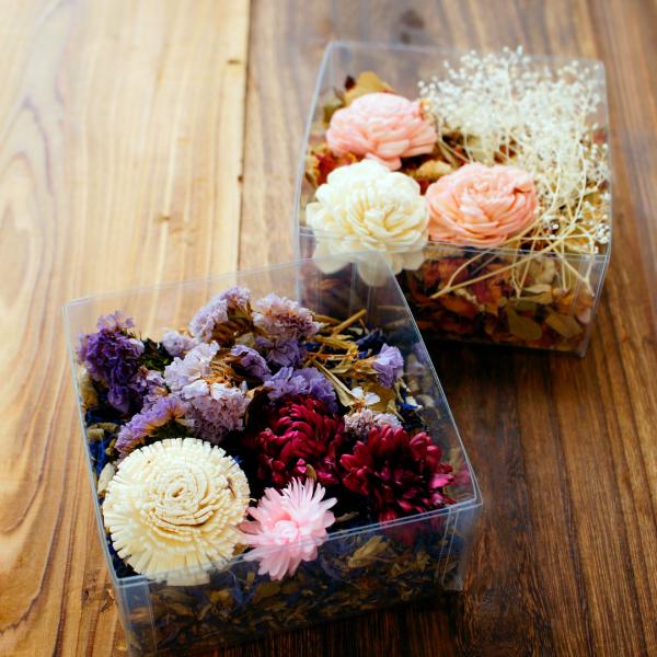 天然の色と香りを活かしながら、ドライフラワーをアレンジしました。※ポプリのパッケージや花材は変更する場合がありますローズガーデン：ローズガーデンをイメージした、華やかな香り。ラベンダーフィールド：ラベンダー畑をイメージした爽やかな香り。箱サ...