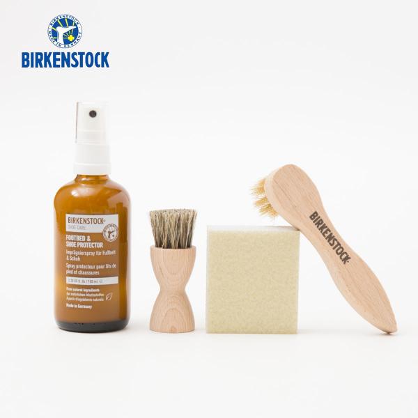 ●スエードアッパー＆フットベッドのレザーケアキット。レザーを経年劣化から守るシュープロテクター＆塗布用ブラシ、消しゴムタイプのフットベッド＆靴用ドライクリーナー、汚れ落とし用のスウェードブラシがセットになったシューケアキット。これひとつでス...