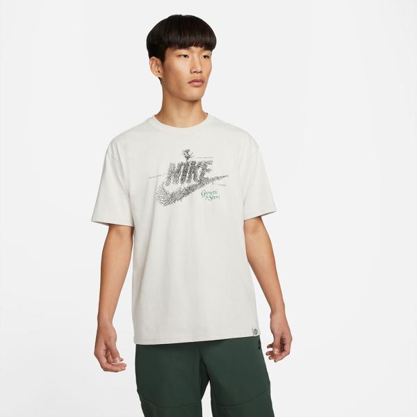 ●NIKE ボタニカルなロゴで自然の大切さを表現。ナイキ スポーツウェア Tシャツは、厚手のオーガニックコットン素材を使用。Max 90のデザインで、しっかりとした肌触りとゆったりとしたフィット感を実現。 刺繍でアクセントを加えたプリントグ...