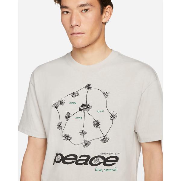 平和、愛、スウッシュの調和を表現した、地厚オーガニックコットンボディのグラフィックTシャツ。Max90のデザインでしっかりとした肌触りとゆったりとしたフィット感を実現しています。