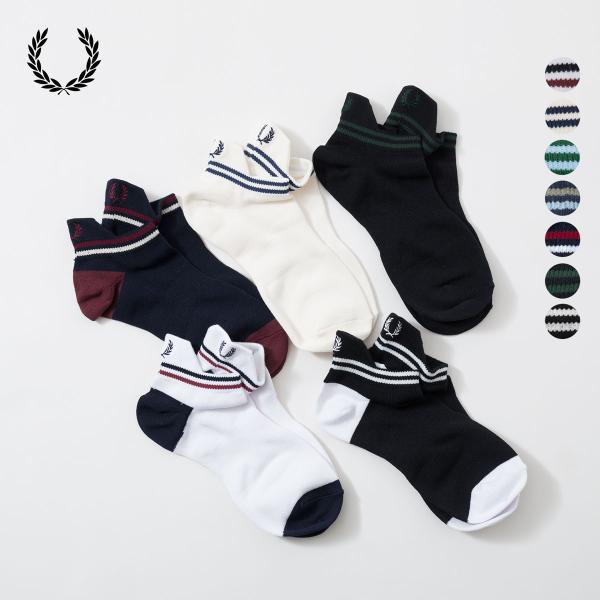 ●ラインポロを彷彿させるアンクルソックスFRED PERRYのポロシャツのアイコンでもある2本のラインを、リブ部分に落とし込んだアンクルソックス。かかと上のつまみは履きやすさと、靴を着用したときにロゴの刺繍が見えるように計算されたデザイン。...