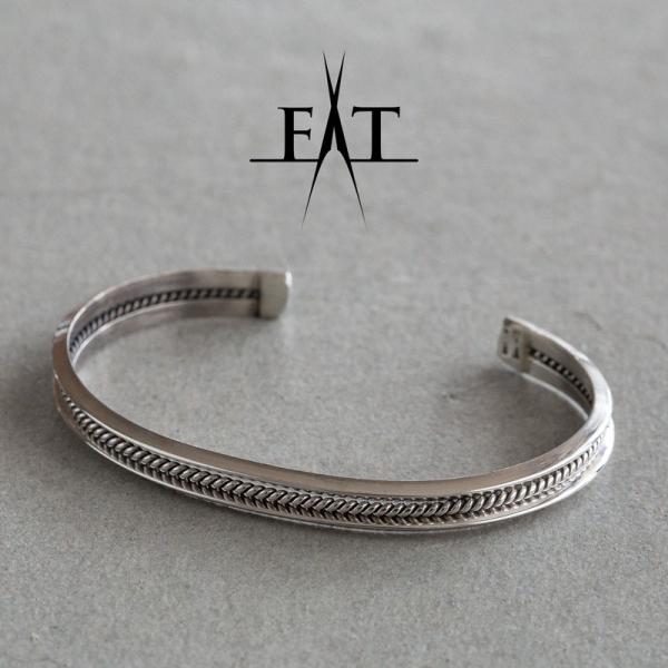 米国ニューメキシコ州のギャラップにて1974年に創業した「ファースト・アメリカン・トレーダーズ」。当時よりネイティブアメリカンのアーティスト達が手作りするジュエリーや陶器、工芸品などを手がけるブランドです。こちらはスターリングシルバー925...