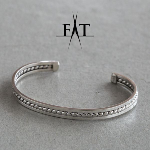 米国ニューメキシコ州のギャラップにて1974年に創業した「ファースト・アメリカン・トレーダーズ」。当時よりネイティブアメリカンのアーティスト達が手作りするジュエリーや陶器、工芸品などを手がけるブランドです。こちらはスターリングシルバー925...