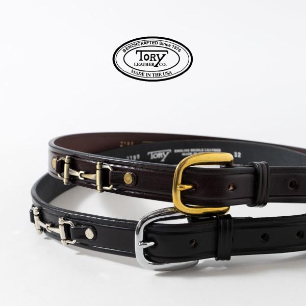 ●馬具装飾が映える本格レザーベルトアメリカ製にこだわったトリーレザーの1インチベルト。スナッフルビットをモチーフにした装飾が、クラシックで上品なアクセントとして映える一本です。素材には堅牢なブライドルレザーを採用。使い始めはハリがありながら...