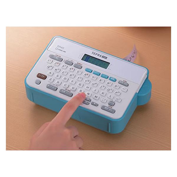 【商品説明】絵文字・イラスト・フレーム・記号がいっぱい大きくなって見やすい選べる２種の入力方式使いやすい３種のダイレクトボタン【仕様】●本体色：アッシュブルー●寸法：幅約１７３×奥行１０９×高さ５８ｍｍ●重量：約４００ｇ（乾電池・テープ除く...