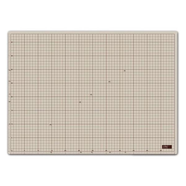 【商品説明】ソフトな刃当たりで、快適なカッティングを実現。カッターの刃の摩擦も軽減されます。軟・硬・軟のサンドイッチ構造。両面に１ｃｍ刻みのグリッド入りで、両面使用できます。表は目に優しいソフトグレー。裏は落ち着いた雰囲気のブラウン。インテ...