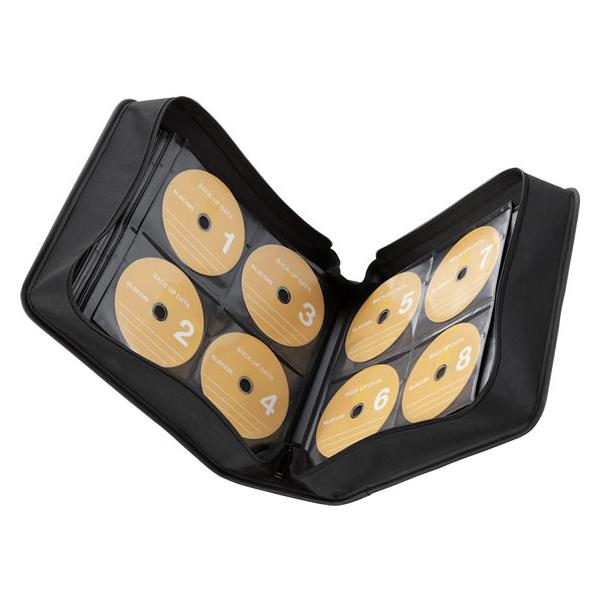 【商品説明】分類に便利なタイトルカード付持ち運びに便利なハンドル付収納に便利な縦置設計ホコリが入りにくい構造ディスク飛び出し防止のストッパー付フルオープンファスナー【仕様】●色：ブラック●収容枚数：ＣＤまたはＤＶＤ３２０枚※メディアはついて...