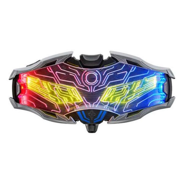【商品説明】ＬＥＤが４個内蔵されており、本体が１０色に光り輝きます。　ウルトラマンゼロの新たなる姿、「ウルトラマンゼロコスモライズ」を含む、ウルトラマンゼロ各形態への変身と、付属の「コスモレコードウォール」をスキャンして歴代ヒーローを召喚！...