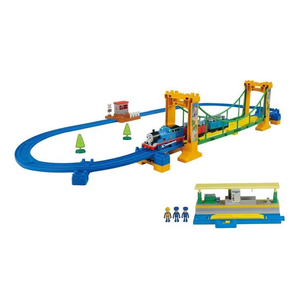 【商品説明】プラキッズ駅セットとトーマス（動力車）と貨車、ぐらぐらつり橋・音入り踏切り・レールのセットです。　トーマスのお顔とぐらぐらつり橋が最新のアニメーションをイメージした内容に新しくなりました。　トーマスがつり橋を渡ると、ぐらぐらと車...