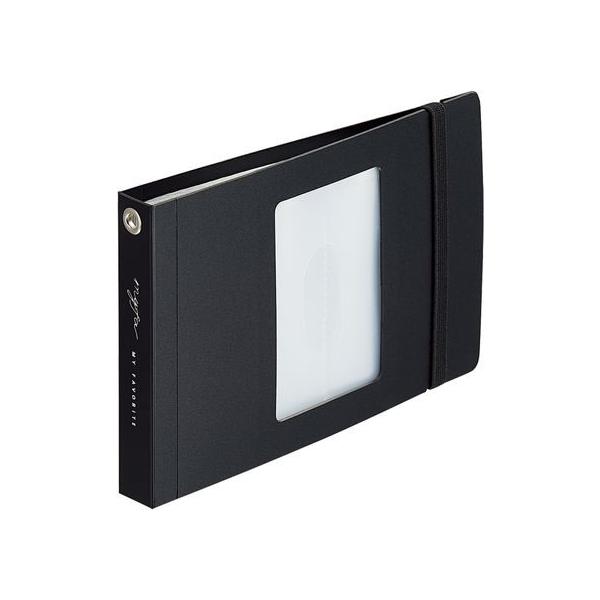 【商品説明】トップインタイプ。抜け落ち防止のフラップ付き。スリーブに入れた状態で収容できる。キーホルダーが付けられるストラップホール。着脱可能なゴムバンド付き。表紙にはお気に入りの１枚を飾れる窓ポケット付き。収容量に合わせて背幅が広がる。【...