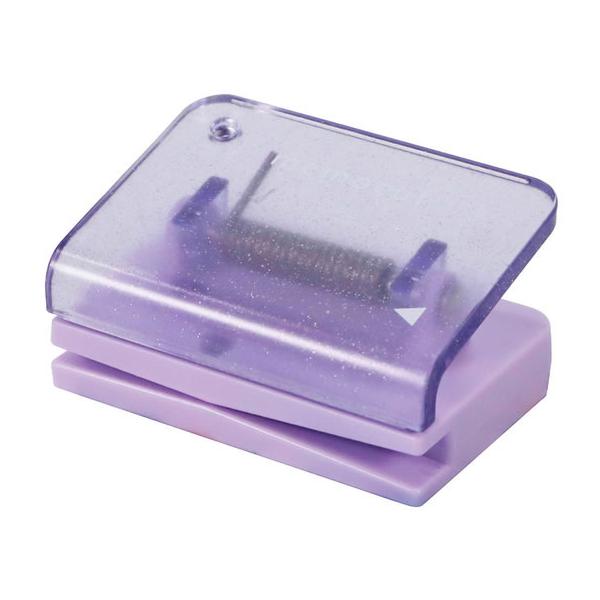 【商品説明】折った紙をカットできるカッター付クリップ。マグネット付（耐荷重約４０ｇ）コピー用紙Ａ６が約４０枚挟める。キーホルダー等がつけられる穴付。レターオープナーとしても使用可能。【仕様】●本体サイズ：高さ５０×幅３４×厚み２７ｍｍ●本体...