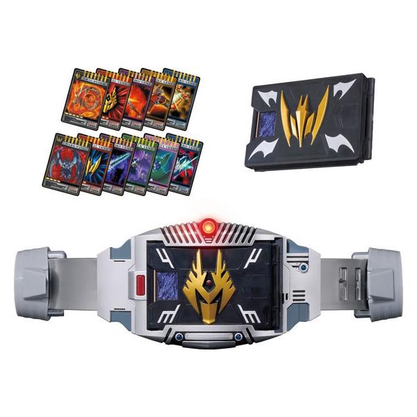 【商品説明】仮面ライダー龍騎、ナイトの２つのカードデッキが付属。Ｖバックルに装填することで変身音が再生されます。カードデッキにはアドベントカードを収納することが可能。計１１枚のカードが付属します。　アドベントカードを引き抜く際の効果音の他、...