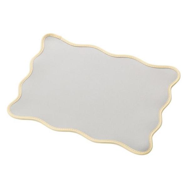 【商品説明】波のようなウェーブラインが個性的なマウスパッドです。　２色のコントラストが美しいバイカラーデザインで、デスクを華やかに彩ります。　デスクのレイアウトに合わせて縦横どちらでも自由に配置可能。作業スペースを効率的に活用できます。　マ...