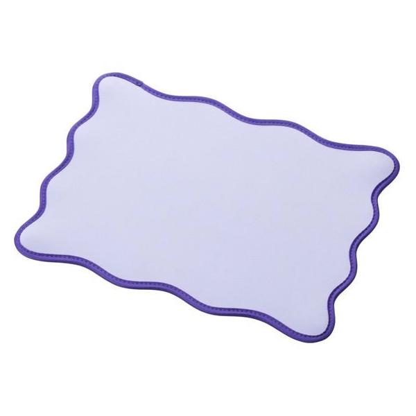 【商品説明】波のようなウェーブラインが個性的なマウスパッドです。　２色のコントラストが美しいバイカラーデザインで、デスクを華やかに彩ります。　デスクのレイアウトに合わせて縦横どちらでも自由に配置可能。作業スペースを効率的に活用できます。　マ...