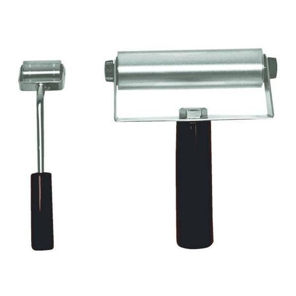 【商品説明】●平面上のゴミ除去に最適なノーマルタイプです。●粘着剤、シリカ成分を使用していません。●ゴムに付着したゴミは、洗浄再生可能な専用の転写シートで取り除きます。●粘着ゴムのみの交換が可能です。【仕様】●型番：PR215　●ローラー幅...