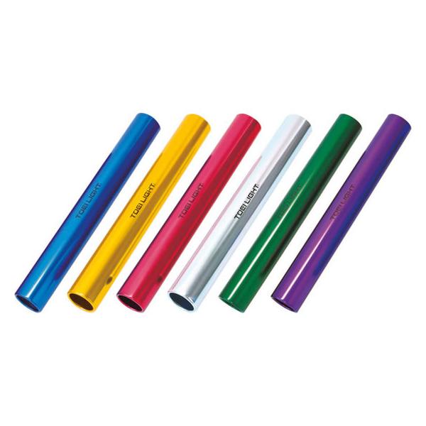 【商品説明】アルミ製の軽量カラーバトン。収納ケース付。【仕様】●素材・材質：アルミ（アルマイト加工）　●仕様：６本１組（赤、青、黄、シルバー、緑、紫×各１本）　●サイズ：直径３９ｍｍ×長さ約３０ｃｍ　●商品重量：約５５ｇ／本　●原産国：台湾...