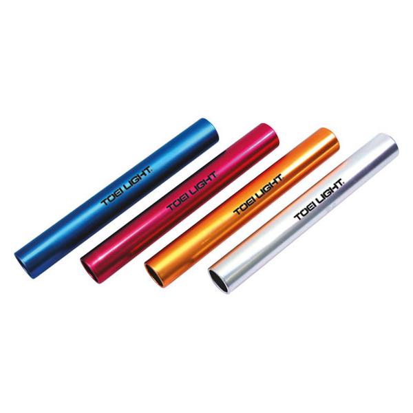 【商品説明】アルミ製の軽量カラーバトン。収納ケース付。【仕様】●素材・材質：アルミ（アルマイト加工）　●仕様：４本１組（赤、青、黄、シルバー×各１本）　●サイズ：直径３９ｍｍ×長さ約３０ｃｍ　●商品重量：約５５ｇ／本　●原産国：台湾　●付属...