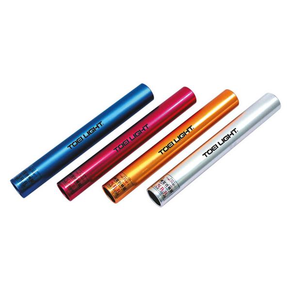【商品説明】アルミ製の軽量カラーバトン。日本陸上競技連盟検定品。収納ケース付。【仕様】●素材・材質：アルミ（アルマイト加工）　●仕様：日本陸上競技連盟検定品　●サイズ：直径３９ｍｍ×長さ約３０ｃｍ　●商品重量：約５５ｇ／本　●原産国：台湾　...