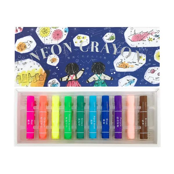 【商品説明】おえかきの上に重ねて塗ると下絵が透ける、美しい透明感のあるクレヨンです。やわらかく、なめらかな描き心地で、重ね塗りによる混色も楽しめます。グラデーションもきれい！下絵をいかしたまま色が塗れ、ブラックライトを当てて光らせる遊びもで...