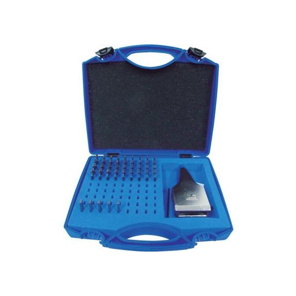 【仕様】●型番：UC-15BS　●入数：１Ｓ　●呼称：１．５●文字高さＡ（ｍｍ）：１．５●文字幅Ｂ（ｍｍ）：１●文字ピッチＰ（ｍｍ）：２　●硬度：ＨＲＣ６０度　●高速度鋼（ＳＫＨ−５１）　●０〜９：各１、１０本●Ａ〜Ｚ：各１、２６本●スペー...