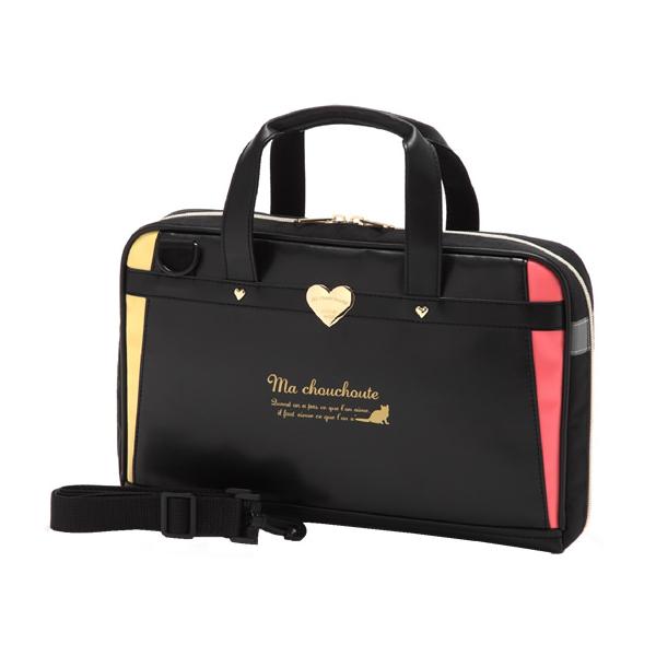 【商品説明】かばんはポリエステル生地で撥水加工が施されているので、濡れや汚れも拭き取ることができます。バッグの前面上部にはメッシュ素材を使用で通気性抜群。ファスナーを端まであけても鞄が開きすぎない扇形オープン仕様。底面は破れにくい合皮生地。...