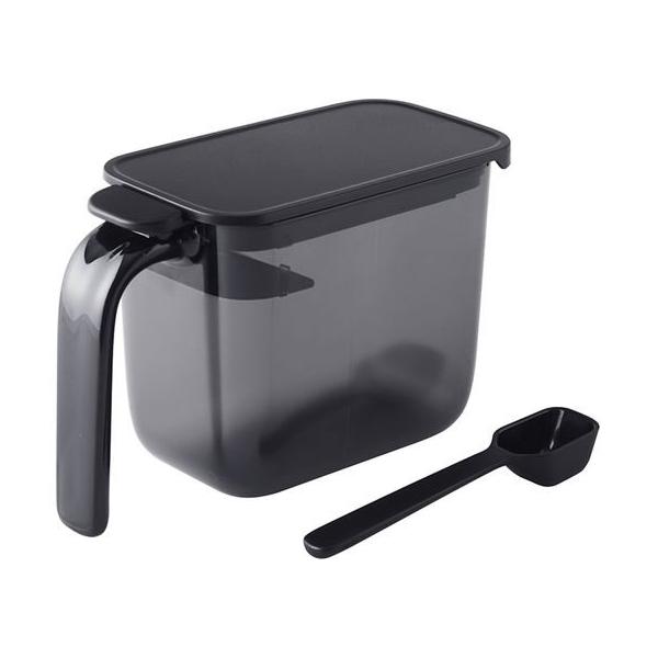 【商品説明】調味料がかたまりにくい、パッキンがついた調味料ポットです。　手元のボタンを押せばフタが奥に開き、ぎゅっと閉まっていてもワンタッチで開けられます。【仕様】●カラー：ブラック　●材質：ケース／スチロール樹脂　フタ・すり切り板・スプー...