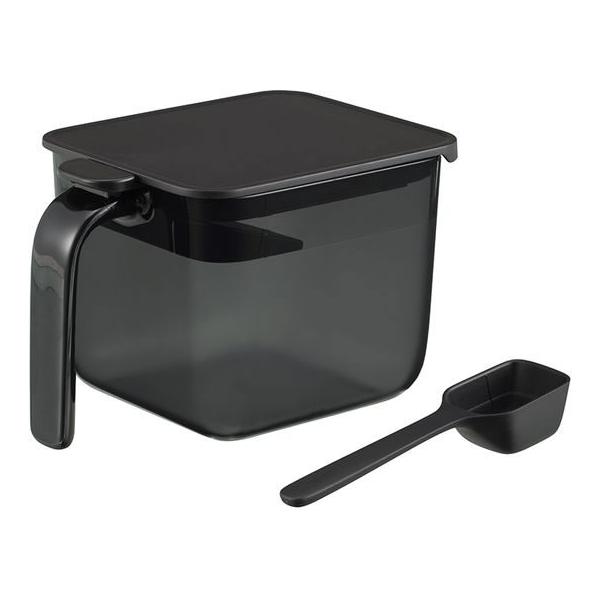 【商品説明】調味料がかたまりにくい、パッキンがついた調味料ポットです。　手元のボタンを押せばフタが奥に開き、ぎゅっと閉まっていてもワンタッチで開けられます。【仕様】●カラー：ブラック　●材質：ケース／ＡＳ樹脂　フタ・すり切り板・スプーン・ボ...
