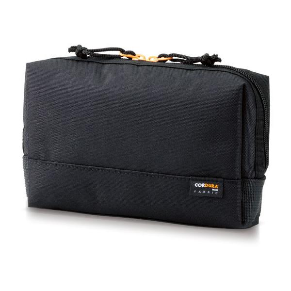 【商品説明】ＣＯＲＤＵＲＡ（Ｒ）１０００Ｄナイロンを使用し、摩耗、引き裂き、すり切れに強く、十分な耐久性と美しい風合いを兼ね備えたＣＯＲＤＵＲＡ（Ｒ）ガジェットポーチです。ＡＣアダプタやマウスなどの大きいガジェットも収納できるゆったりサイズ...