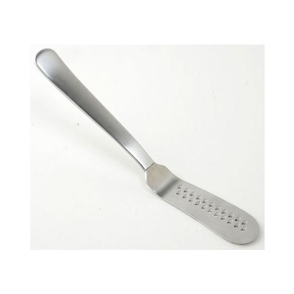 【商品説明】冷蔵庫から取り出したばかりのバターを細かく筋状に削ぐことができ、そのままトーストの上に薄く塗り広げられます。　バターケースに入れたバターでも削ぎやすいように普通のバターナイフよりも傾斜のついたハンドル設計。　細かい筋状にすること...