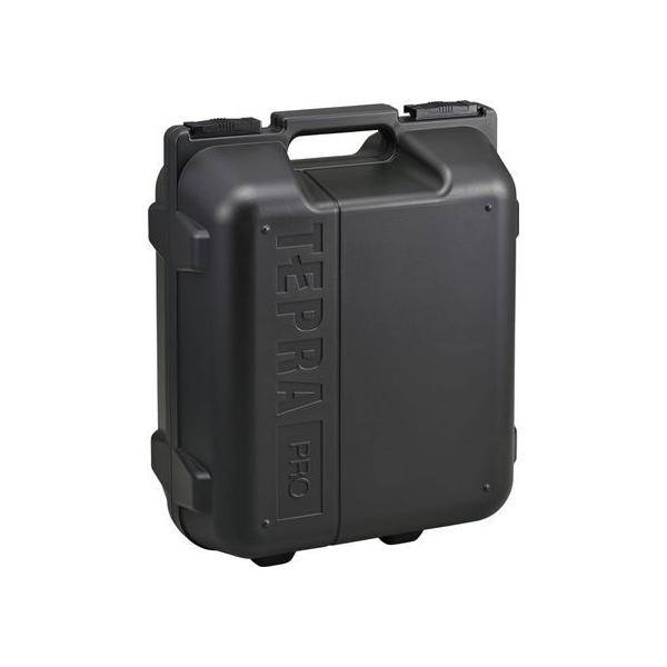 【商品説明】「テプラ」ＰＲＯおよびカートリッジ等周辺用品を収納できる、「テプラ」ＰＲＯ専用のシステムトランクです。テプラ本体をしっかり保護しつつも書棚に収納できるコンパクトさを実現しました。本体／ＡＣアダプタ／トリマー（ＲＴ３６Ｗ）／取扱説...