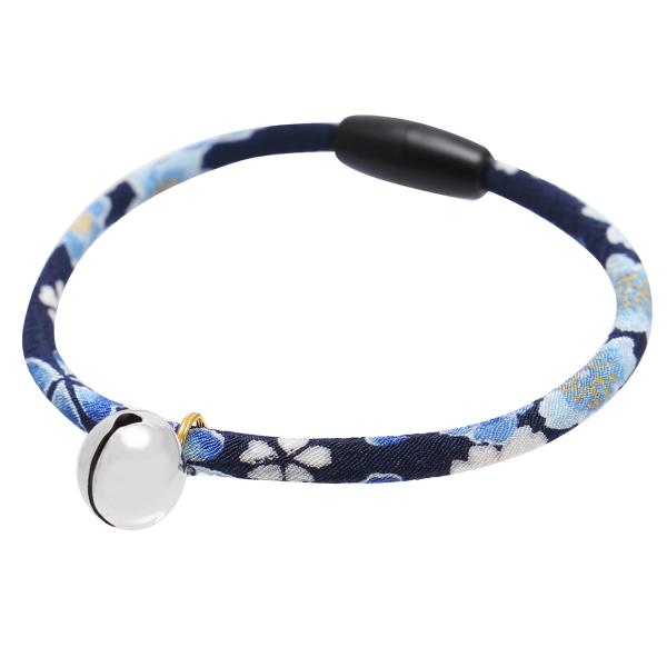 猫 首輪 ちりめん首輪 猫用首輪 和柄 おしゃれ 安全 鈴 付き 日本製 （春爛漫・紺）商品詳細・重さ：約3g〜４gと、着けていることに気が付かない猫ちゃんがいるほどの軽さです。・サイズ ：長さ約10cm~30cmまで対応。猫ちゃんのサイズ...