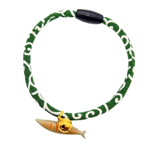 猫 首輪 ちりめん首輪 猫用首輪 和柄 おしゃれ 安全 鈴 付き 日本製 （さんま）商品詳細・重さ：約3g〜４gと、着けていることに気が付かない猫ちゃんがいるほどの軽さです。・サイズ ：長さ約10cm~30cmまで対応。猫ちゃんのサイズに合...