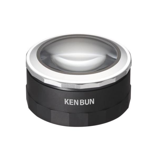 スタイリッシュなＬＥＤライト付ズーム拡大鏡。倍率は５倍〜７倍で、3つのＬＥＤライトでハッキリ・スッキリ見えます。５倍率の場合、触ればＬＥＤ点灯。もう少し大きく見たい時は上部を回し７倍までズーム可能。専用ハードケース・予備用電池収納ボックス付...